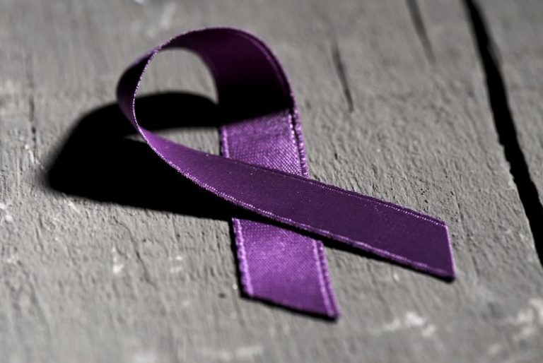 Día de la Mujer-Origen y significado del lazo morado