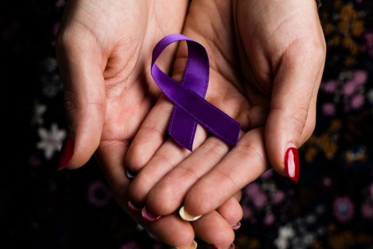 Día de la Mujer-Origen y significado del lazo morado